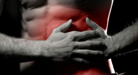 Pijn op de borst: 4 tips bij pijnklachten in of nabij het sternum