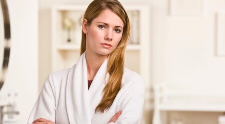 Bruine afscheiding voor menstruatie, bij zwangerschap, overgang & meer